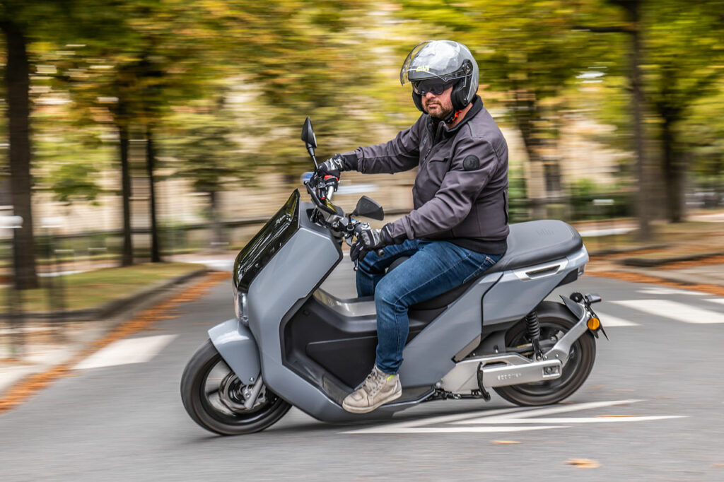Essai scooter électrique Orcal Ecooter E5-R : original et connecté ! - Urbaanews...
