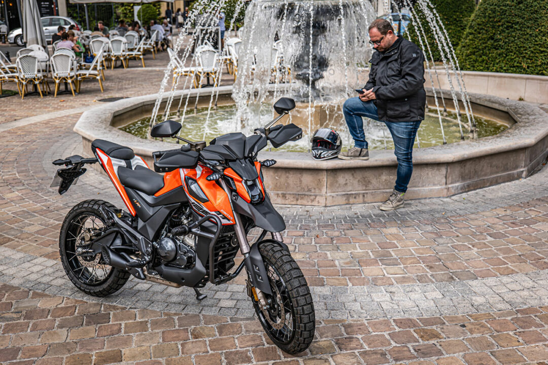 Essai Zontes Hyper Trail 125 : Séduisante et hyper attachante ...