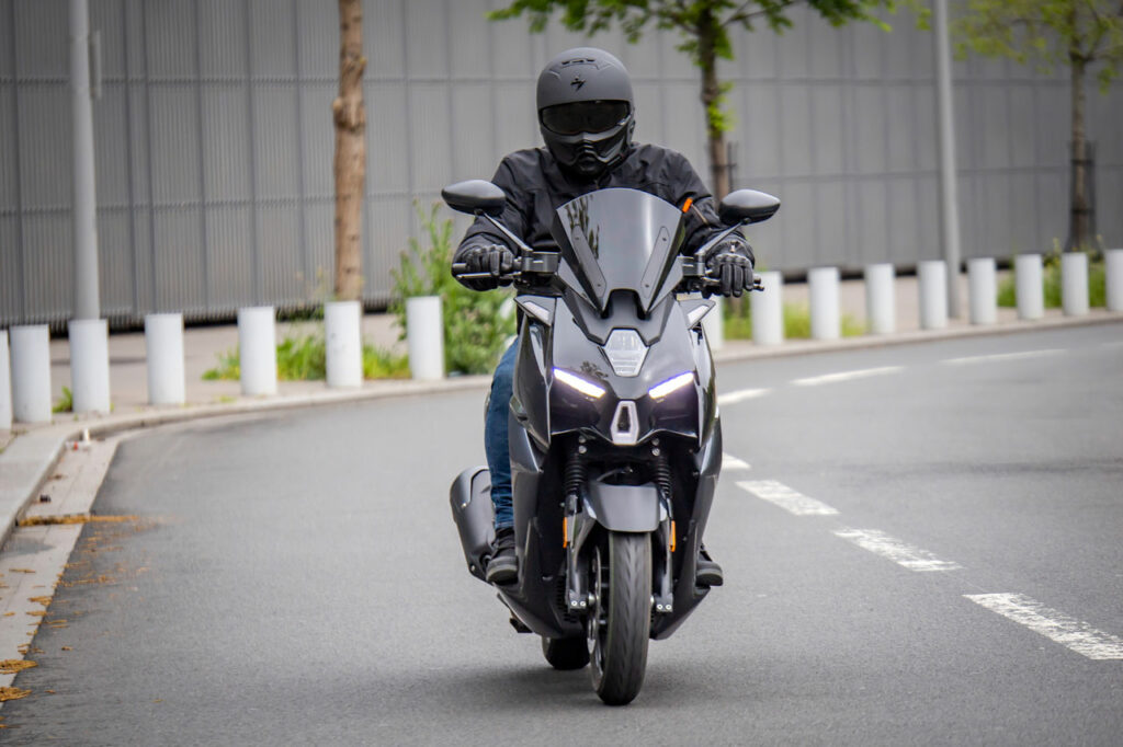 Essai Zontes 125M : Le GT suréquipé à prix contenu ! - Urbaanews...