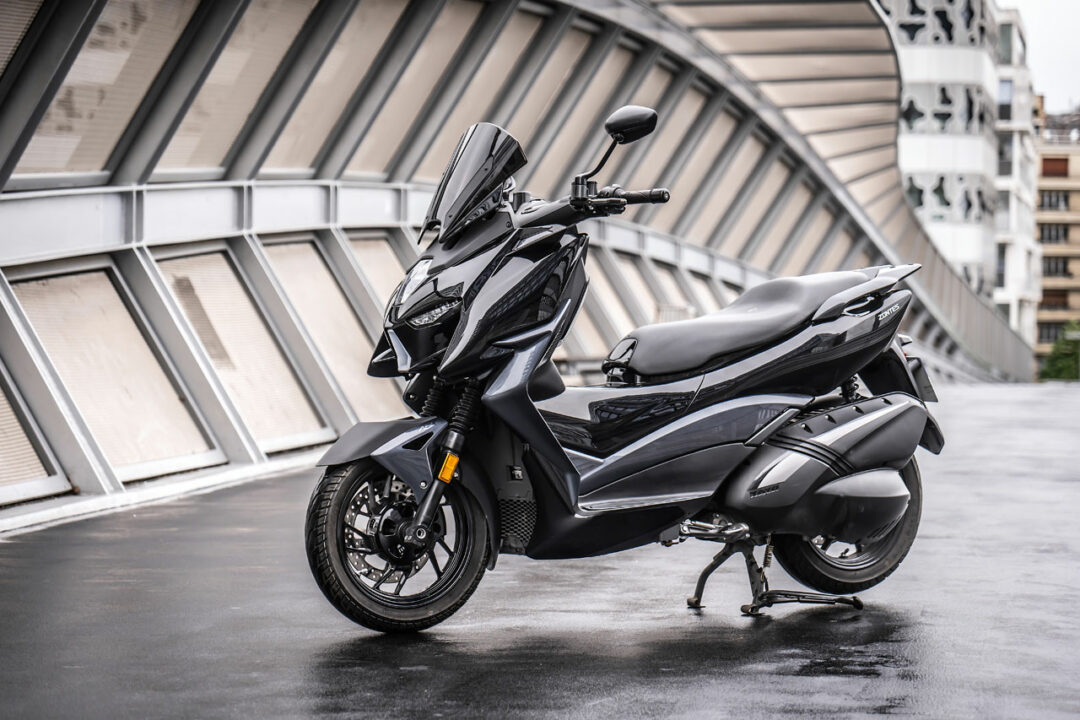 Essai Zontes 125M : Le GT suréquipé à prix contenu ! - Urbaanews...