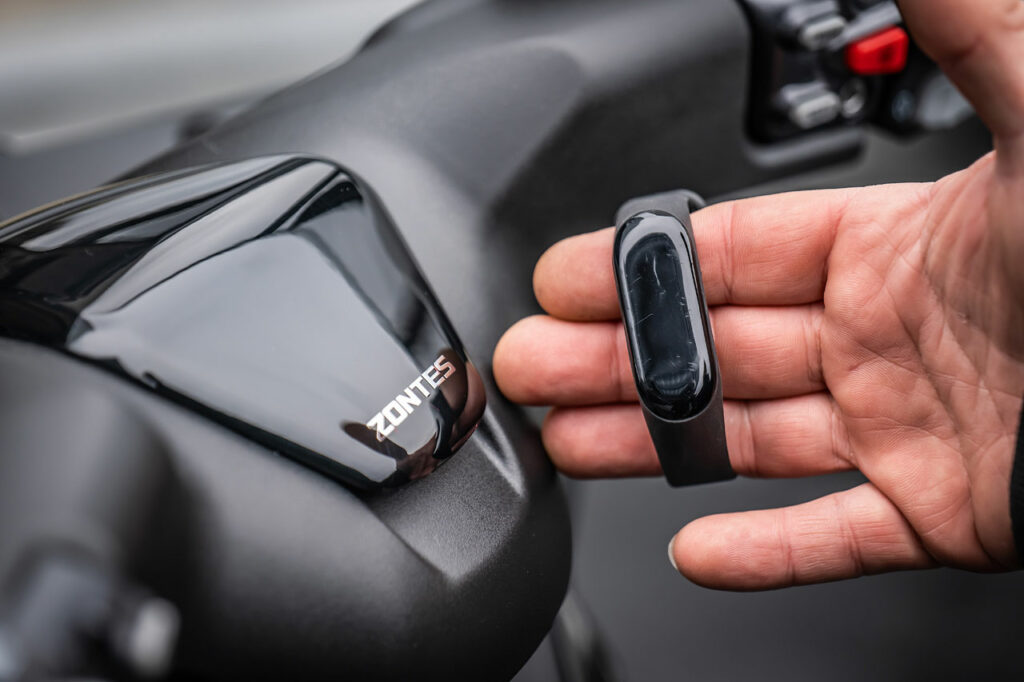 Essai Zontes 125M : Le GT suréquipé à prix contenu ! - Urbaanews...