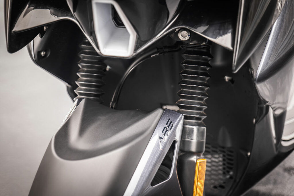 Essai Zontes 125M : Le GT suréquipé à prix contenu ! - Urbaanews...